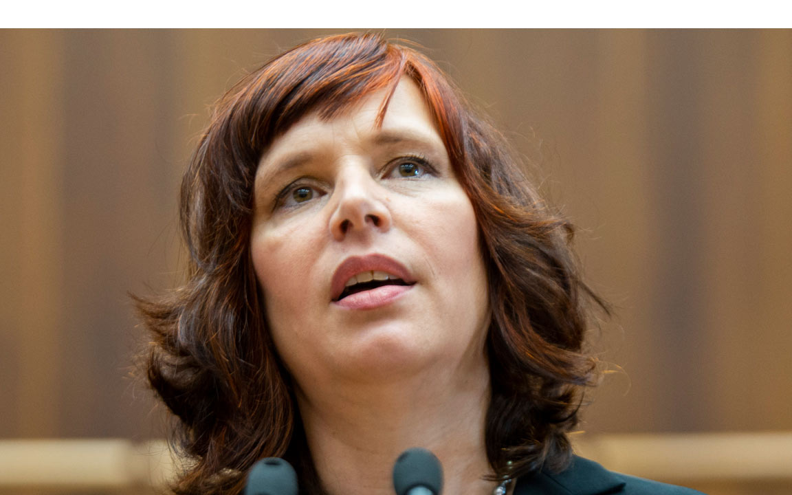 Remišová chce zachrániť Slovensko pred hochštaplermi. Veronika, čo tak ...